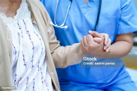 아시아의 간호사 물리 치료사 의사 진료 도움 및 지원 노인 또는 고령자 노인 여성 환자는 병원와 드에서 침대에 누워 건강 한 강한 의료 개념 간호사에 대한 스톡 사진 및