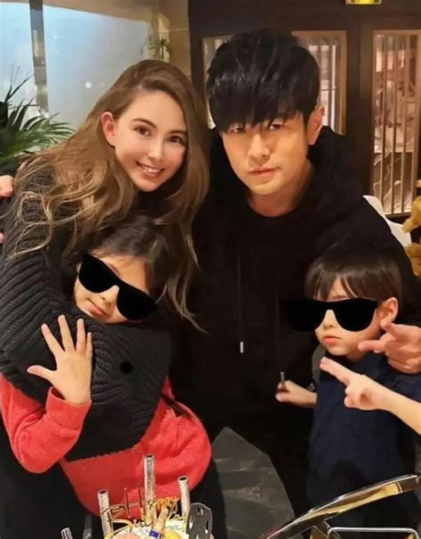 44岁周杰伦墨尔本被偶遇，穿着低调参加孩子学校运动会，状态松弛心情好