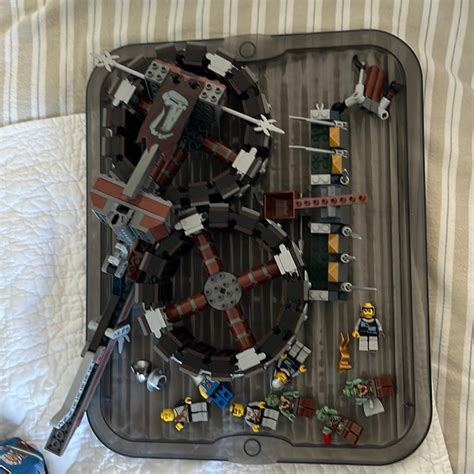 Se produkter som liknar LEGO Castle Trollkungen på Tradera