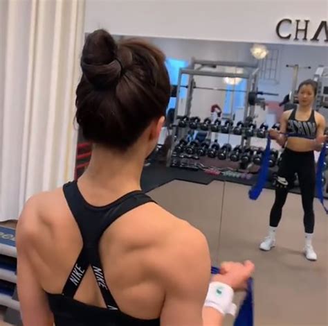 이시영 등근육 `진짜 열심히` 운동한 `불꽃모양` 훈장 부산일보