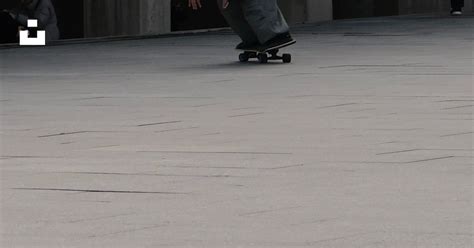 한 사람이 콘크리트 지역에서 스케이트보드를 타고 있습니다 사진 Unsplash의 무료 도시 이미지