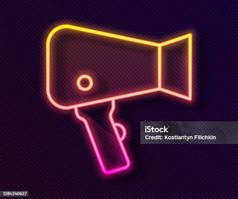 검은 색 배경에 고립 된 빛나는 네온 라인 헤어 드라이어 아이콘 헤어 드라이어 기호 헤어 건조 기호 뜨거운 공기를 불어 벡터 빨래건조기에 대한 스톡 벡터 아트 및 기타