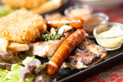 빈티지 나무 테이블에 믹스 스테이크와 신선한 녹색 허브 샐러드와 드래곤 과일의 최고 보기 고기에 대한 스톡 사진 및 기타 이미지 고기 빨강 사진 이미지 Istock