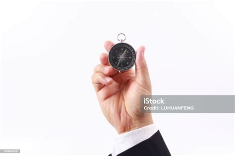 백인 배경에 고립 된 나침반을 들고 있는 사업가 손 나침반에 대한 스톡 사진 및 기타 이미지 나침반 개념 개념과 주제 Istock