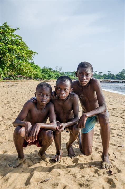 Drie Jonge Afrikaanse Jongens Die Voor Een Foto Bij Strand Dichtbij