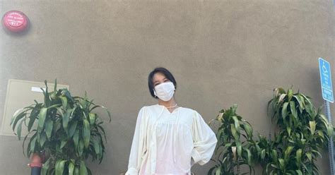 La댁 유리 노브라 셔츠 편하다더니 이번엔 마스크로 잔뜩 가렸네