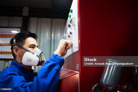 기업가 사업가 작은 사업 소유자 페인트 차고 자동차 수리 점 페인트 믹서는 제어판의 스위치를 켭니다 30 34세에 대한 스톡