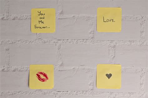립스틱 키스 마크 비문 사랑해 너와 나 영원히와 흰 벽돌 벽 배경에 작은 검은 심장 4 개의 노란색 스티커 종이 발렌타인 데이를 위한 로맨틱한 메시지 낮에 대한 스톡 사진