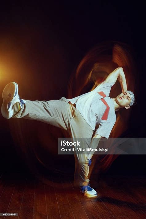 벽 배경에 남자 브레이크 댄스 아이에 대한 스톡 사진 및 기타 이미지 아이 힙합 문화 Hip Hop Summit Istock