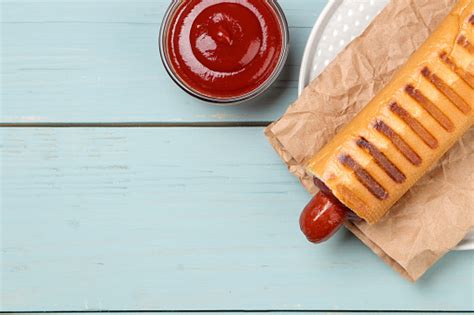 프렌치 핫도그 밝은 파란색 나무 테이블에 맛있는 핫도그와 케첩 패스트 푸드 길거리 음식 롤빵에 소시지 맨 위 보기 프랑스 문화에 대한 스톡 사진 및 기타 이미지 Istock