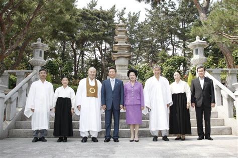 노무현사료관 원불교 중앙총부를 방문해 관계자들과 기념촬영하는 노무현 대통령 내외 노무현사료관 원불교 중앙총부를 방문해 관계자들과 기념촬영하는 노무현 대통령 내외