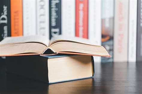 도서관 방에 책이 쌓여 있고 비즈니스와 교육 배경을 위한 책이 흐릿하게 쌓여 있고 학교 개념으로 돌아갑니다 텍스트를 위한 공간을 복사합니다 원격 교육 E러닝 개념 0명에