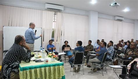 Dosen Dan Mahasiswa Iftk Ledalero Belajar Menulis Bersama Editor Jurnal Internasional