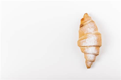 흰색 배경에 파우더가있는 신선한 크루아상 텍스트 공간 갈색에 대한 스톡 사진 및 기타 이미지 갈색 곡초류 귀여운 Istock