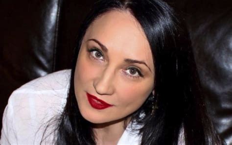 Бившата на Бойко Борисов се хвали с кола и палат за милиони вижте лукса в който се къпе