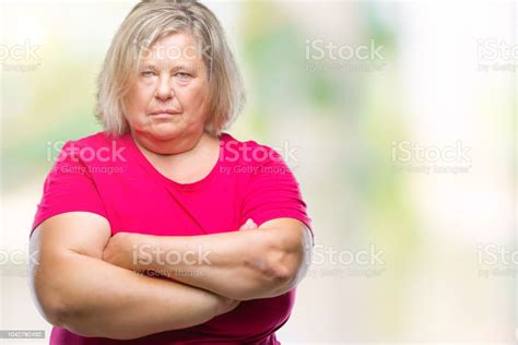 격리 된 배경 의심 및 긴장 Disapproving 식 교차 팔과 얼굴에 백인 여자 수석 더하기 크기 부정적인 사람입니다 감정에 대한 스톡 사진 및 기타 이미지 Istock