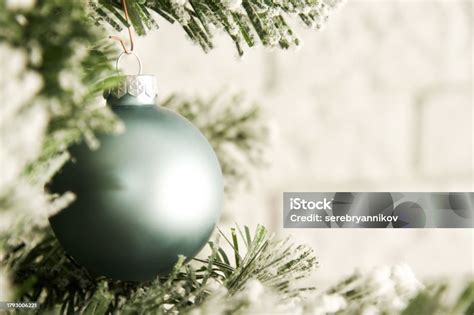 눈 덮인 나뭇가지와 파란 축제 값싼 물건이 있는 장식용 크리스마스 카드 이미지 0명에 대한 스톡 사진 및 기타 이미지 0명 12월 갈란드 장식품 Istock