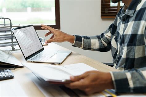 매력적인 자신감 넘치는 히스패닉계 사업가가 노트북 컴퓨터와 전문 투자자가 사무실에서 프로젝트 사업 계획을 시작한다 긍정적인 감정