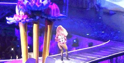Lady Gaga Stage Diving Tumbex
