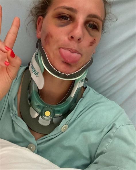 تصاویر دختر دروازه‌بان از مرگ گریخت و به زمین فوتبال بازگشت نجات