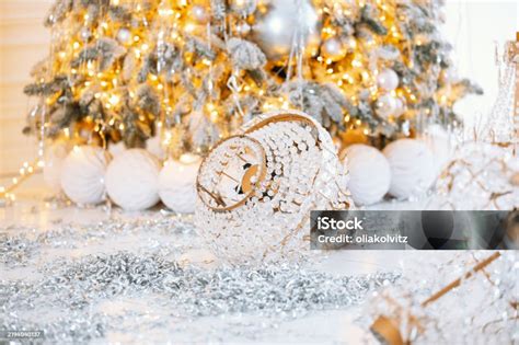 아름답게 장식된 트리와 반짝이는 선물 상자로 메리 크리스마스 12월에 대한 스톡 사진 및 기타 이미지 12월 12월 31일 2025년 Istock