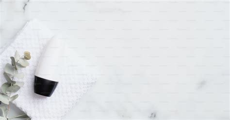 대리석 배경에 유칼립투스와 수건이 있는 데오도란트 병 플랫 레이 평면도 백색 발한 억제제 포장 땀 방지 제품 개념 사진 Unsplash의 수건 이미지