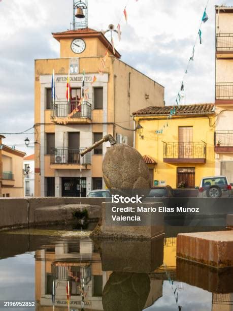 Extremadura의 시골 건축의 세부 사항 마을의 중앙 광장에 있는 돌 분수대와 배경에 있는 시청 0명에 대한 스톡 사진 및 기타 이미지 Istock