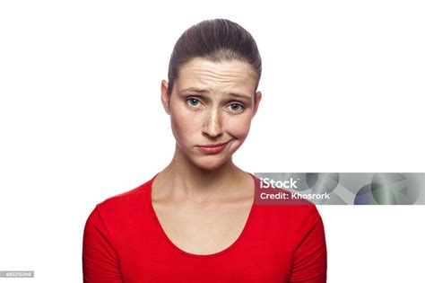 주근깨와 빨간 티셔츠를 입은 감성적인 여성의 초상화 T 셔츠에 대한 스톡 사진 및 기타 이미지 T 셔츠 갈색 머리 걱정하는 Istock