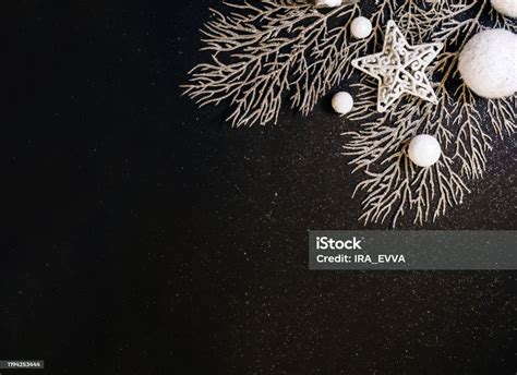 크리스마스 축제 어두운 배경입니다 흰색 선물 반짝이와 검은 배경에 반짝 크리스마스 장식 미니멀리즘 플랫 레이 카피 스페이스 0명에 대한 스톡 사진 및 기타 이미지 Istock