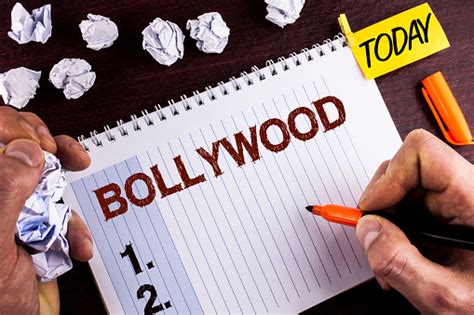 단어 쓰기 텍스트 볼리우드입니다 인도 영화 마커 오늘 종이 공을 들고 나무 배경에 메모장에 사람에 의해 작성 하는 엔터테인먼트의