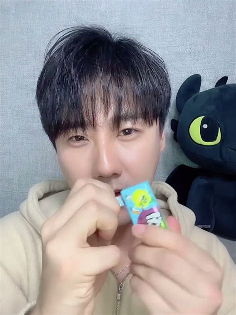 왓따 컬레체인징 씹을수록 색깔이 변하는 풍선껌좌풍선껌롯데웰푸드shorts Youtube