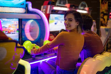 놀이방에서 즐거운 시간을 보내는 커플 게임하기 카메라를 보고 웃고 있는 여자 사진 Unsplash의 세르비아 이미지