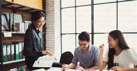 아시아 그룹은 브레인 스토밍 사무실에서 일하고 수업을 검토하고 대학에서 숙제를하고 그룹 개념을 가지고 있습니다 사진