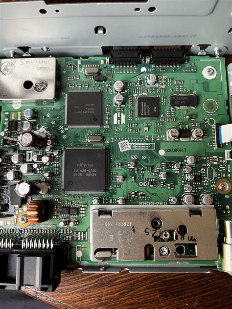 Can Anyone Please Tell Me Which Chip Is The Eeprom Chip On This Radio