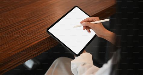 스타일러스 펜으로 디지털 태블릿을 사용하는 자른 이미지 여성 사진 Unsplash의 태국 이미지