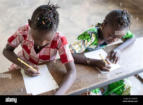 Deux Belles Filles De L Afrique De Travailler Dur L Cole Photo Stock