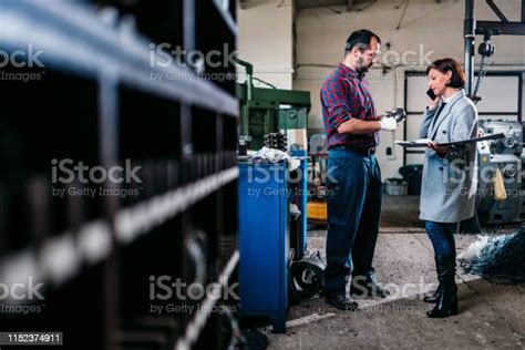 기계공으로 서 있는 여성 엔지니어와 클라이언트를 가진 전화에 이야기 2명에 대한 스톡 사진 및 기타 이미지 2명 검사자 경영자 Istock