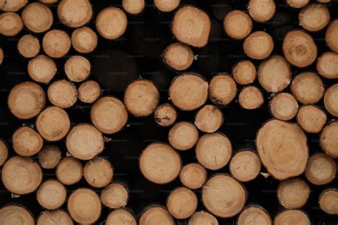 반으로 자른 나무 더미 사진 Unsplash의 나뭇결 이미지