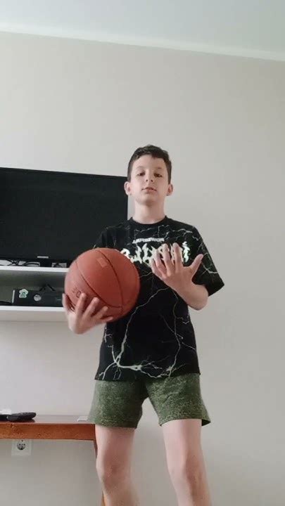 как крутить мяч🏀 на пальце Youtube