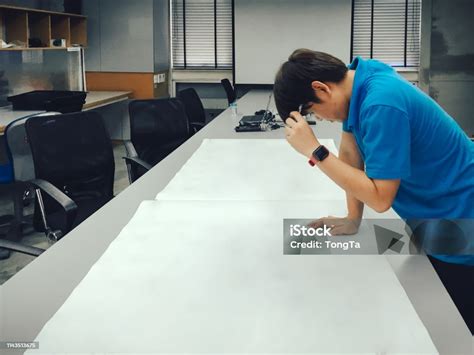 열심히 일하고 아시아 젊은 엔지니어의 초과 근무 개념은 작업 현장에서 회의를 하기 전에 준비 그리기에 쓰기 프리 젠 테이 션과 생각 하 고 디자인입니다 개발에 대한 스톡