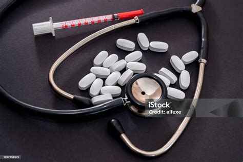 아름다운 검은 색 배경에 청진기 날카로운 바늘주사기 흩어진 흰색 알약이 있습니다 0명에 대한 스톡 사진 및 기타 이미지 0명 건강 진단 건강관리와 의술 Istock