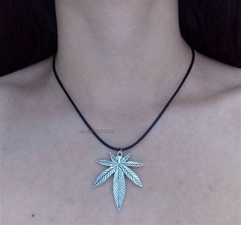 Колие с листо марихуана Дамско бижу Друг метал Бижута Монтана Унисекс медальон с черен