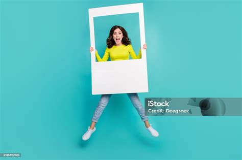 흥분 쾌활한 소녀 점프 팔 들고 종이 앨범 세트 카드의 전체 크기 초상화 에메랄드 색상 배경에 고립 된 20 24세에 대한 스톡