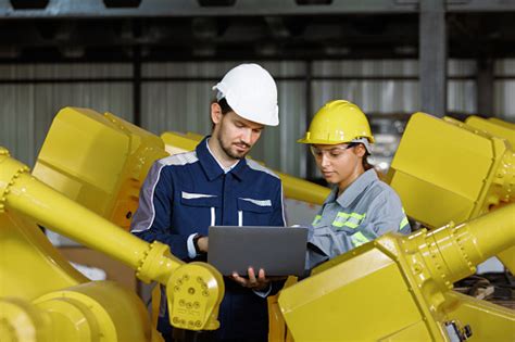 여성과 남성 엔지니어는 공장에서 로봇 팔의 문제를 모니터링합니다 20 24세에 대한 스톡 사진 및 기타 이미지 20 24세 2명 35 39세 Istock