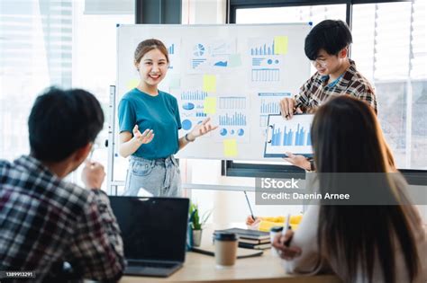 성공적인 비즈니스 사람들은 현대 사무실의 동료들과 함께 일하면서 분석 보고서를 제시합니다 18 19세에 대한 스톡 사진 및 기타