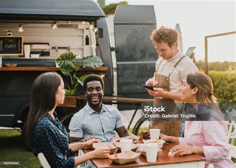 야외 에서 푸드 트럭에서 음식을 주문하는 다인종 사람들 아프리카 남자 얼굴에 집중 전화에 대한 스톡 사진 및 기타 이미지 전화 푸드 트럭 요리사 Istock