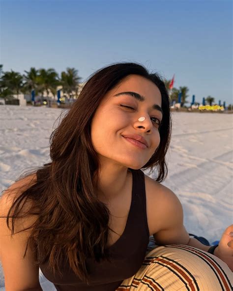 Rashmika Mandanna బీచ్‌లో రష్మిక మందన్న గ్లామర్ షో విహర యాత్రలో