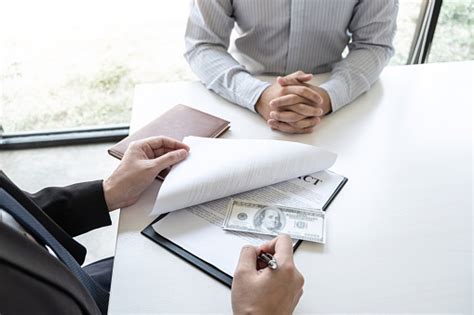 불법 부정직 뇌물 수수 및 부패 개념 사업가는 뇌물 사기에 대한 부패 사기에서 거래 계약을 성공하기 위해 파트너의 봉투에 뇌물을 주는 2명에 대한 스톡 사진 및 기타 이미지