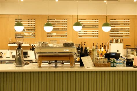 나무 녹색 뜨거운 음료 라떼 메뉴 메뉴판 바 카운터 바구니 바리스타 바퀴통 부드러운 조명 분위기 사회적 공간 상점 상품 생수 스타일리시한