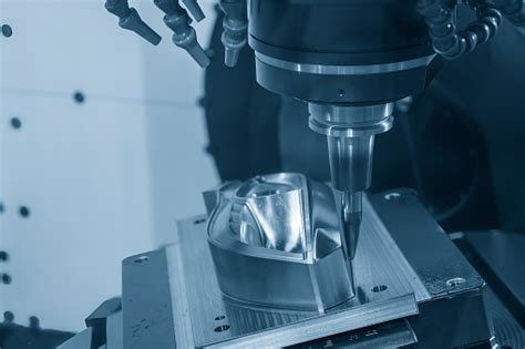 Cnc 밀링 머신은 솔리드 배럴 공구로 사출 금형 부품을 절단합니다 0명에 대한 스톡 사진 및 기타 이미지 0명 Cnc